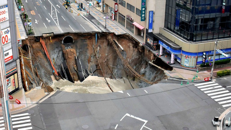 Un hundimiento de tierra provoca el caos en la ciudad nipona de Fukuoka ...